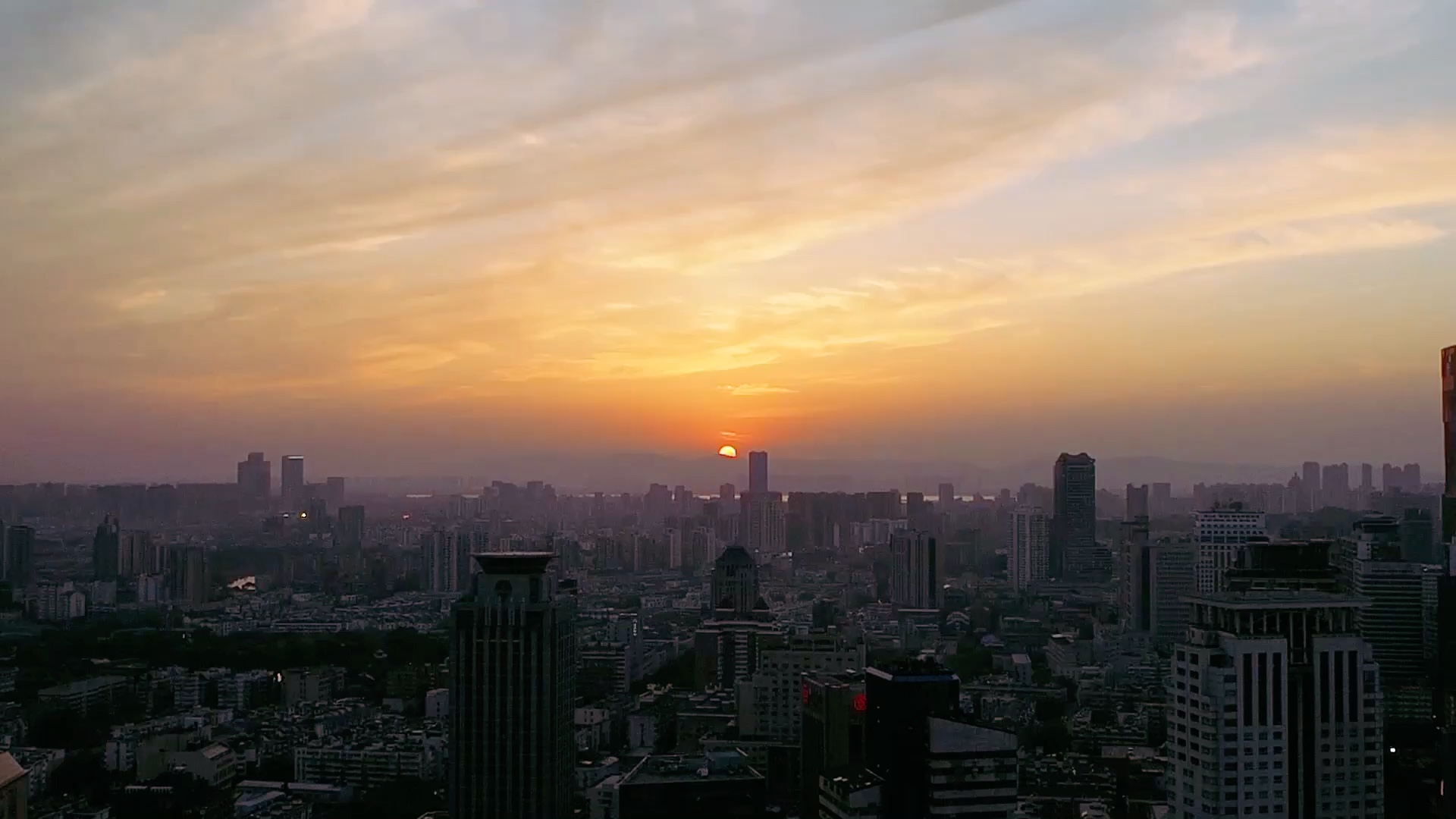 翻出一个忘了什么时候录的夕阳,凑合看吧BGM:Joan of arc