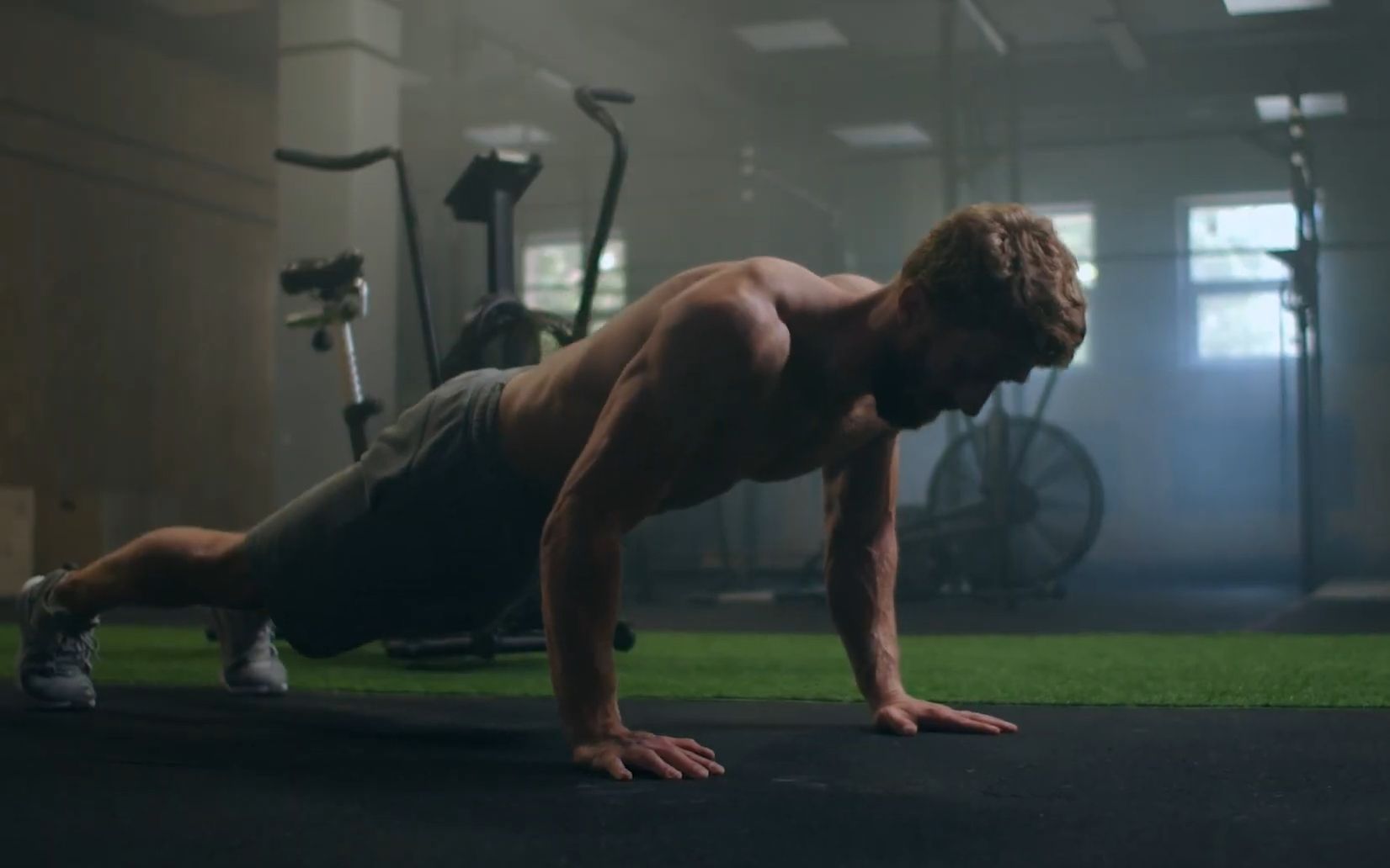 物理治疗视角下的俯卧撑:技术精粹与生物力学解析