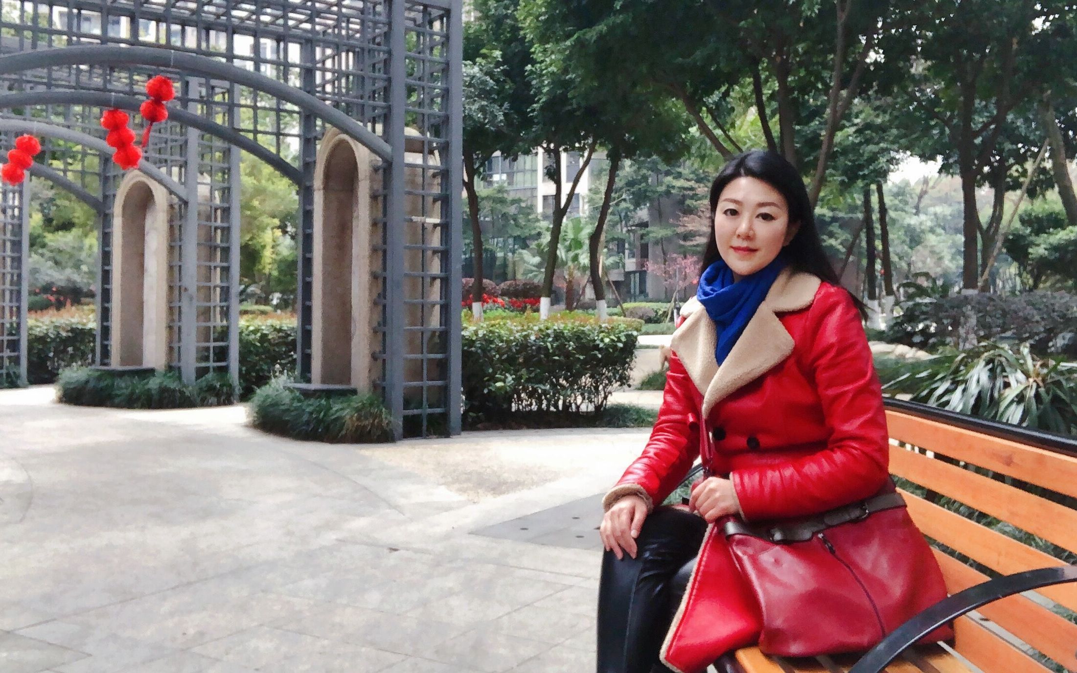今天出门次数超限,只能在小区转转,入住这里10年房价涨了多少