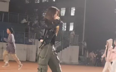 大一女rapper在学校操场唱马思唯的《Blame》,大家快来听呀~