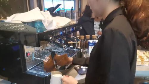 揭秘月入过万咖啡师神技:这手速与拉花,一杯值千金!
