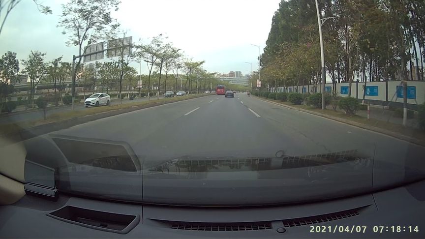 安全第一 安全第一 自行车和公交车抢道 差一点点就出事故了