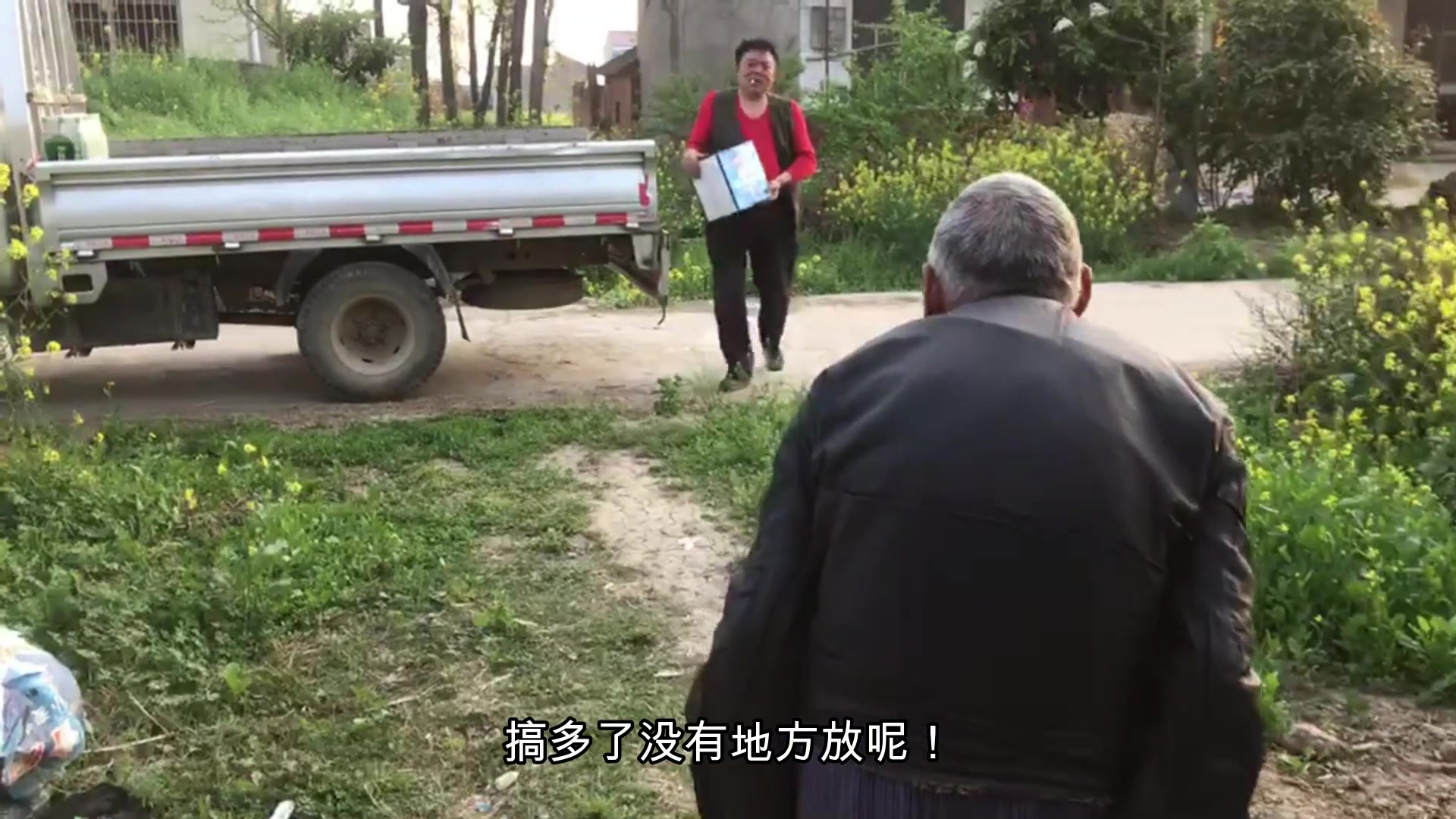 80岁海爷又买四箱啤酒,最近他白酒黄酒掺着喝,生活非常滋润