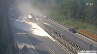 监控实拍 高速大货车恐怖翻车撞到隔离带 惨烈车祸