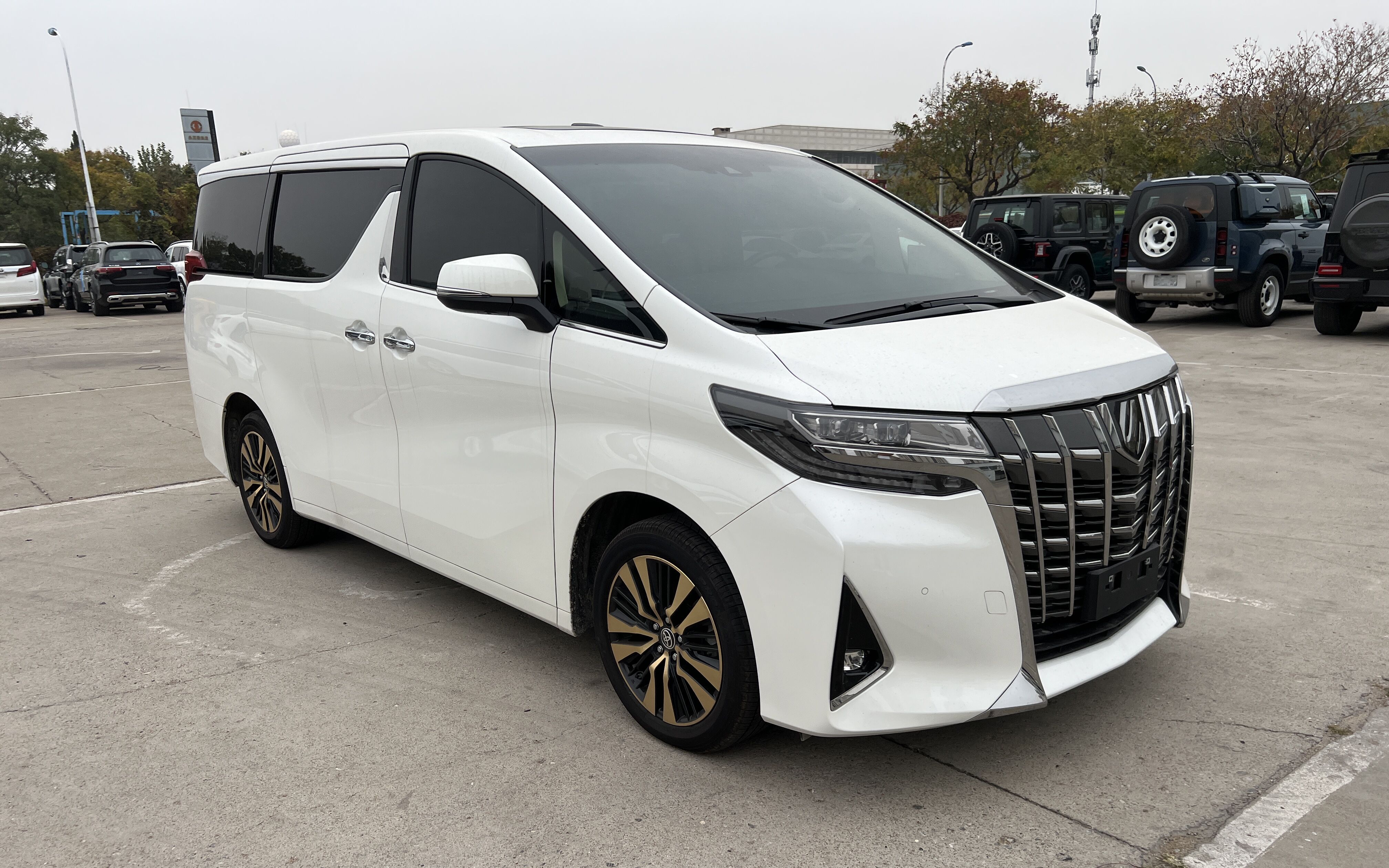 2022款丰田埃尔法3.5+V6 进口七座商务车 目前128万值不值?