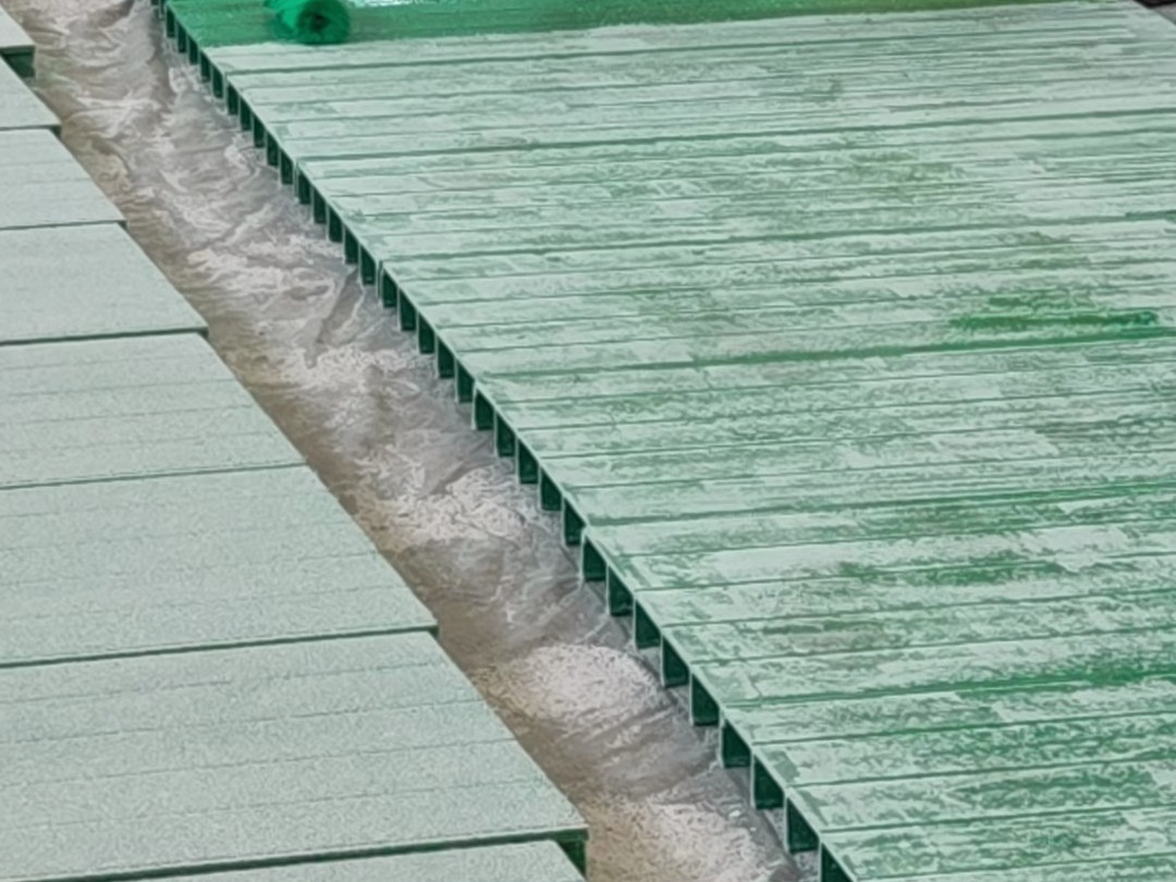 湖北威通华彩玻璃钢格栅盖板何空腹盖板表面铺砂的作用与益处