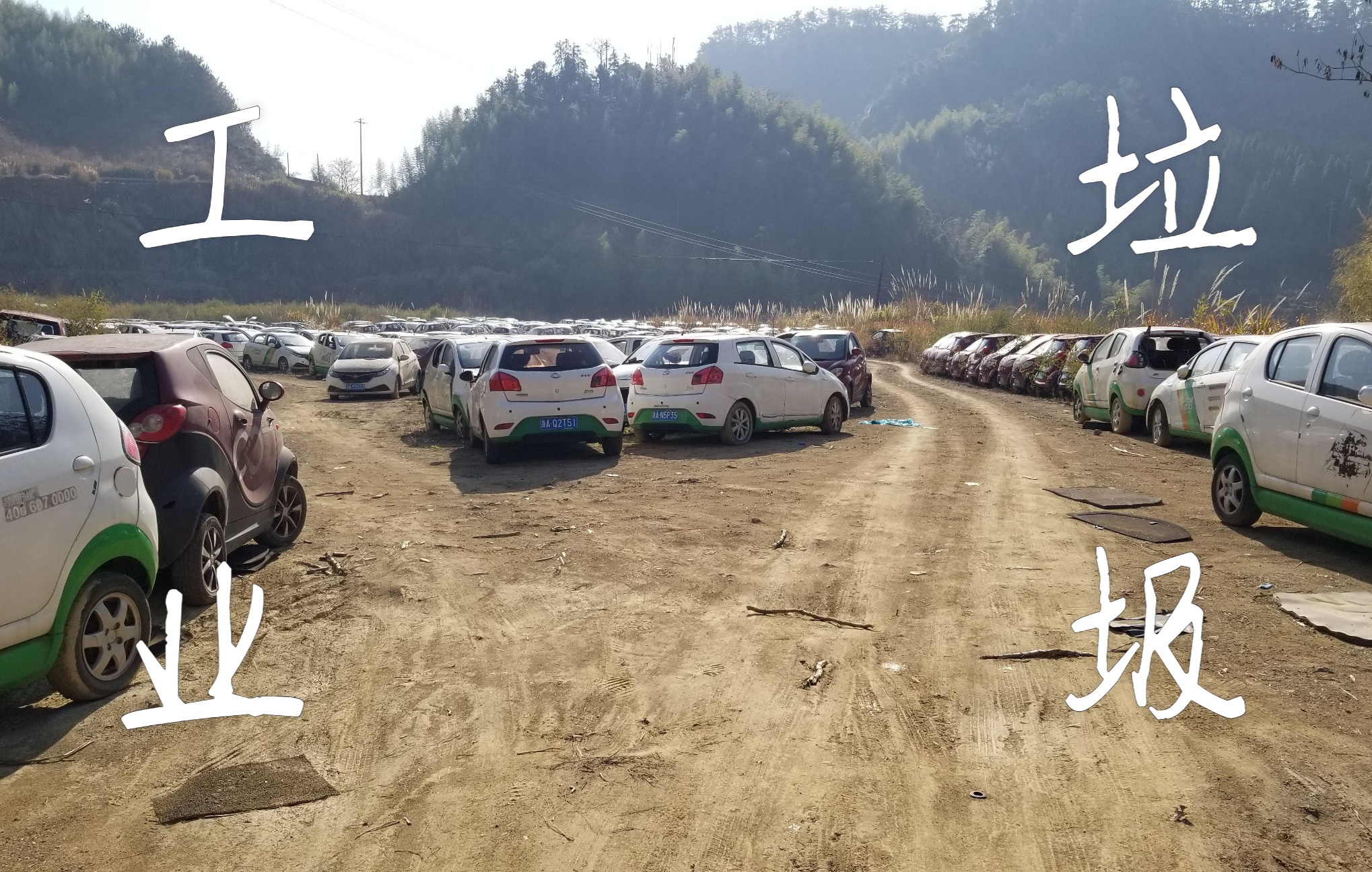 ...场藏了一堆废弃新能源车,小伙潜入发现车门随便开却连贼都不来光顾。