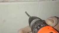 墙砖打孔用电锤容易打烂,可选择用手电钻,这样的处理方法非常保险!