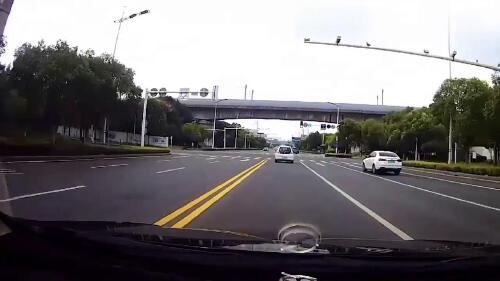 监控:左转不让直行!车头直接被撞飞,这驾照咋考的?