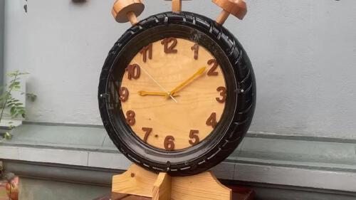 小伙用一个报废的轮胎制作一款时尚漂亮的钟表,高手隐藏在民间