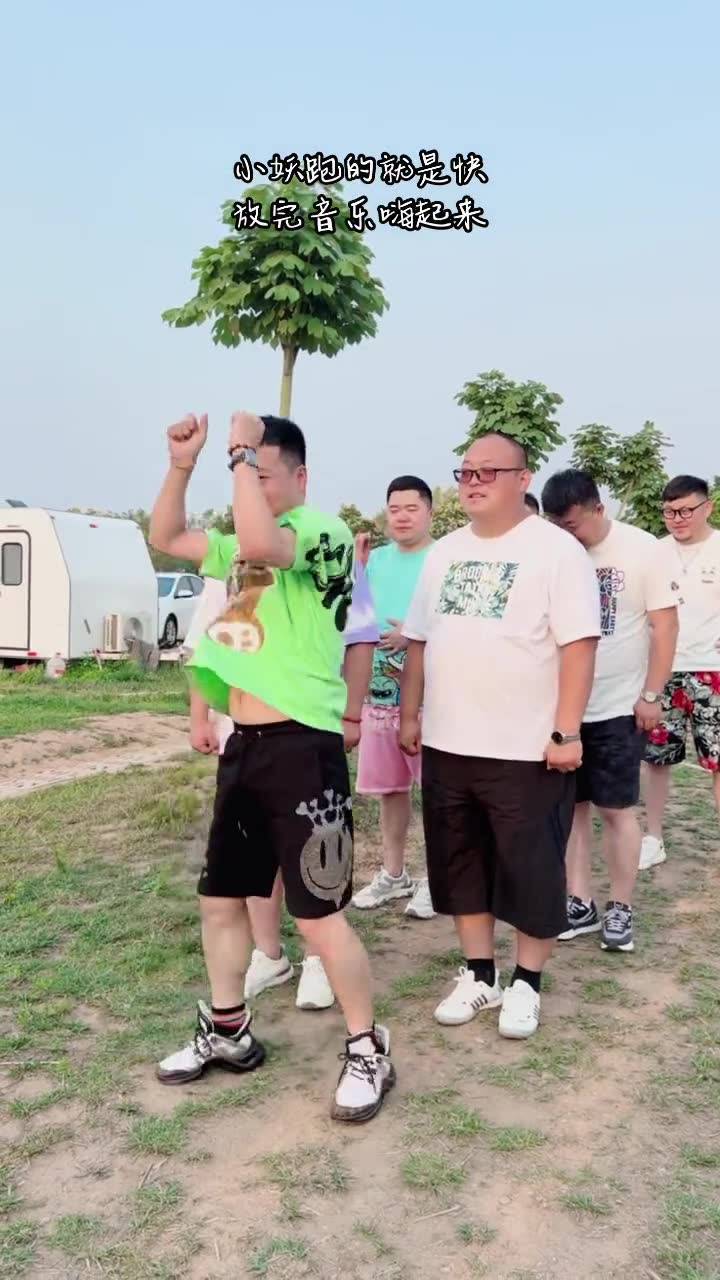 舞台上下,歌声传情,用音乐与动作沟通心声