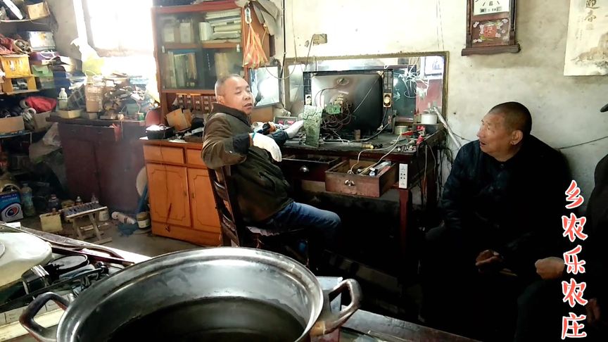 洗衣机坏了,拉去维修店修理,换个定时器和下水管,总共花了四十