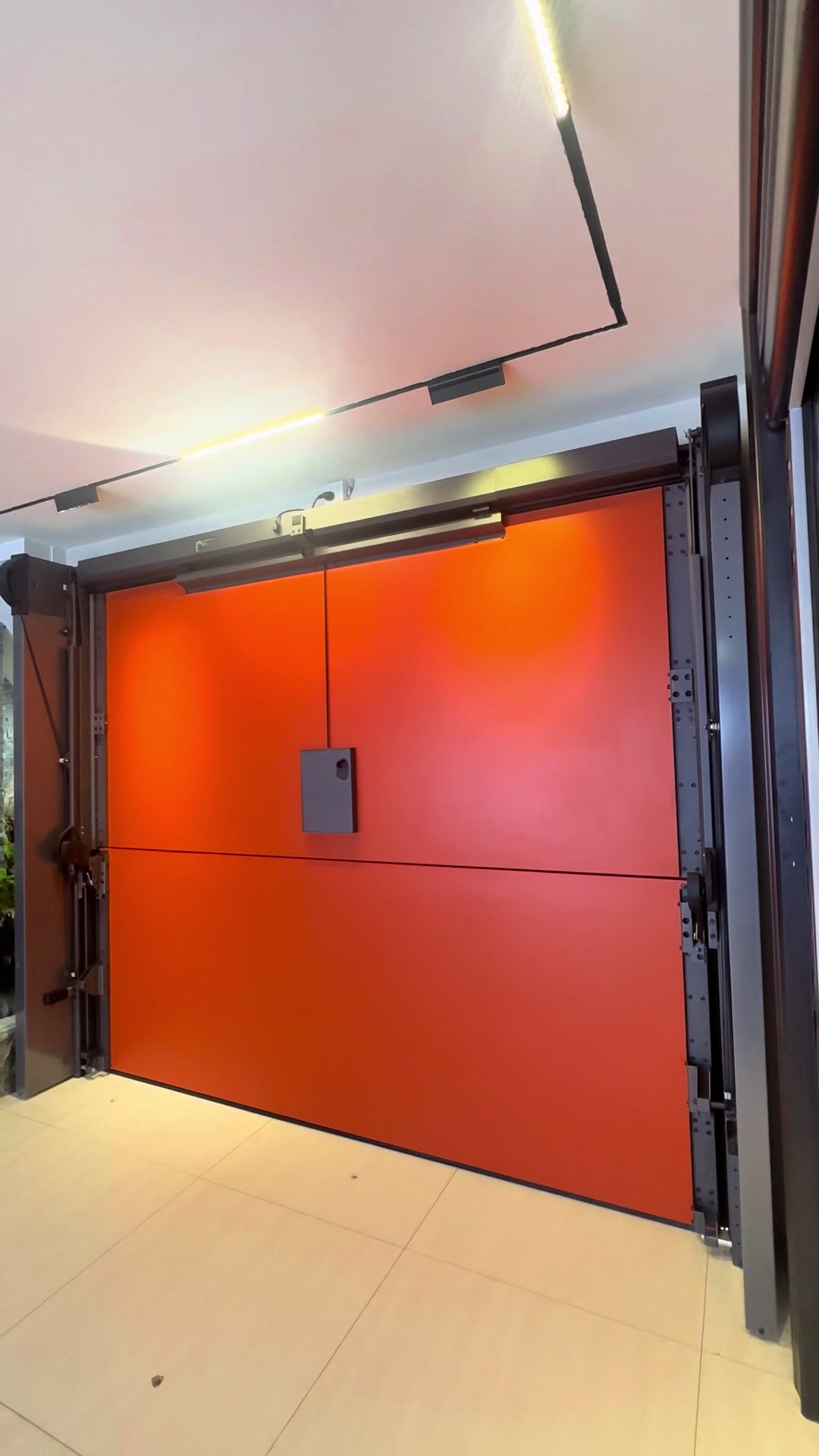 别再纠结普通车库门!这款纯进口双版折叠车库门,就是不一样的选择。...