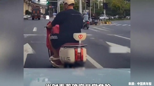 电动车疯狂左变道,避让不及惨被货车刮