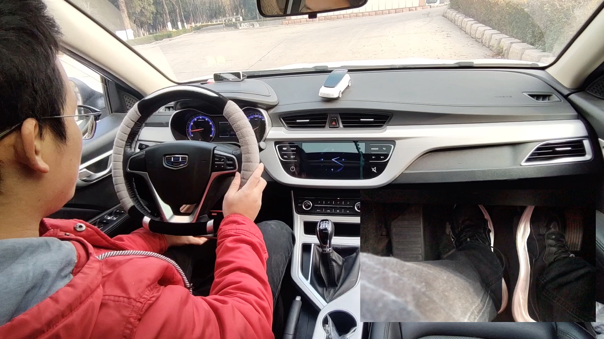 手动挡半坡起步的3种方法,新手学会了不溜车不熄火,很实用