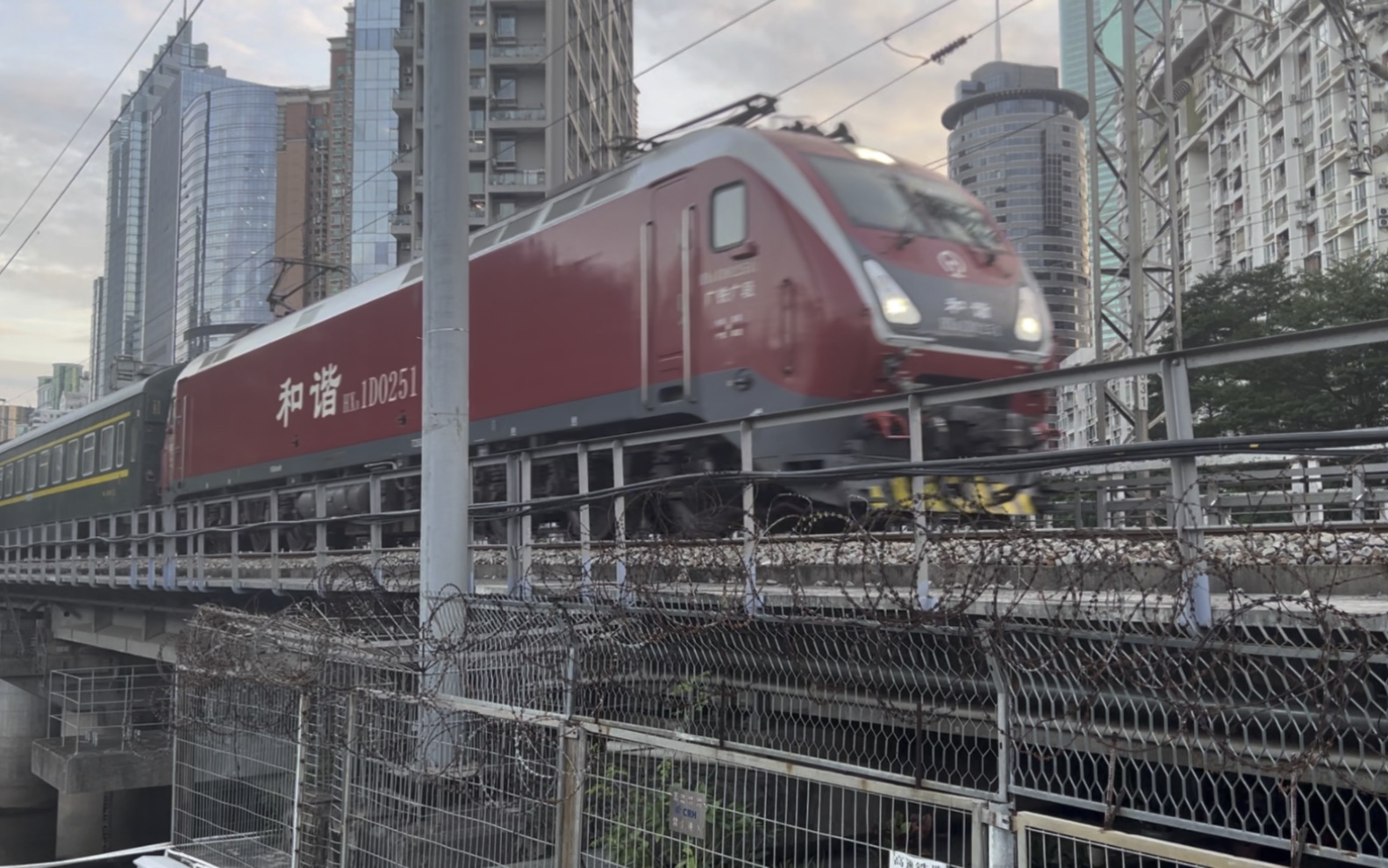 HXD1D牵引即将换桶的Z24次全列卧铺列车深圳站发车