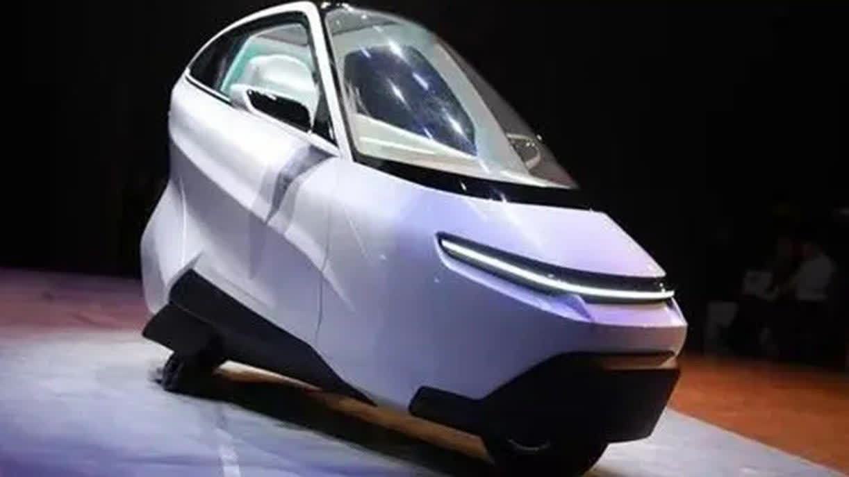 国产两轮全封闭电动自行车,遮风挡雨不用手控制,网友:不倒翁?