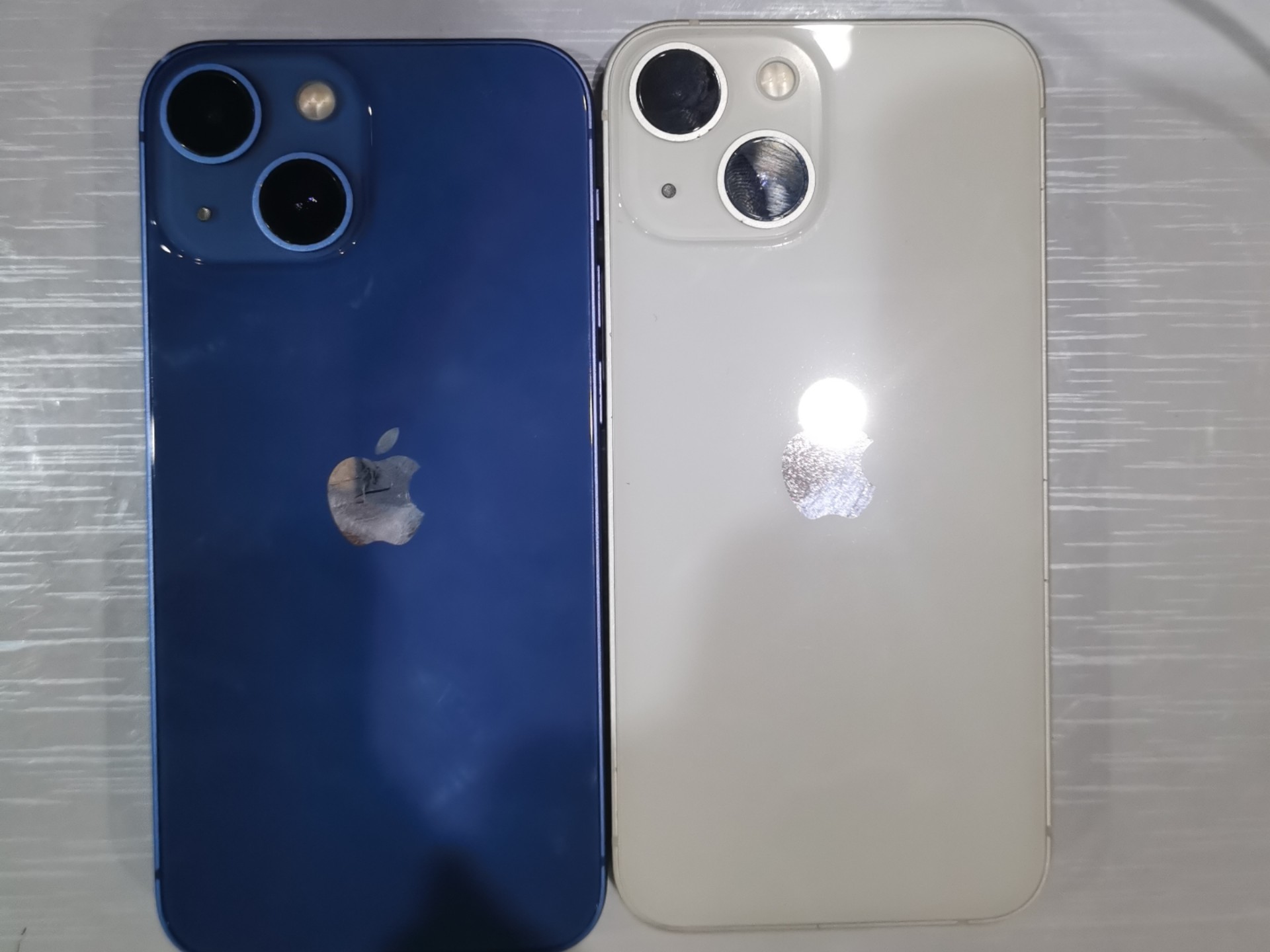 Phone13mini白色和蓝色外观对比,你更喜欢哪个?