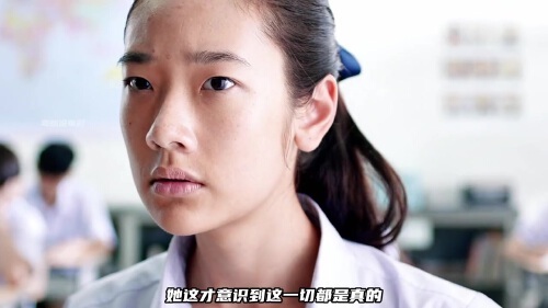 女孩在考试时惊恐的发现试卷上的题目竟和模拟卷一模一样