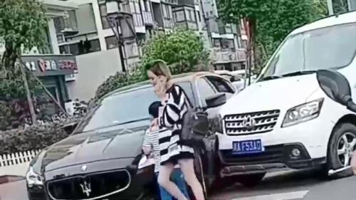 行车记录仪:路怒症!长安撞上玛莎拉蒂,司机怕赔不起,不敢下车了!