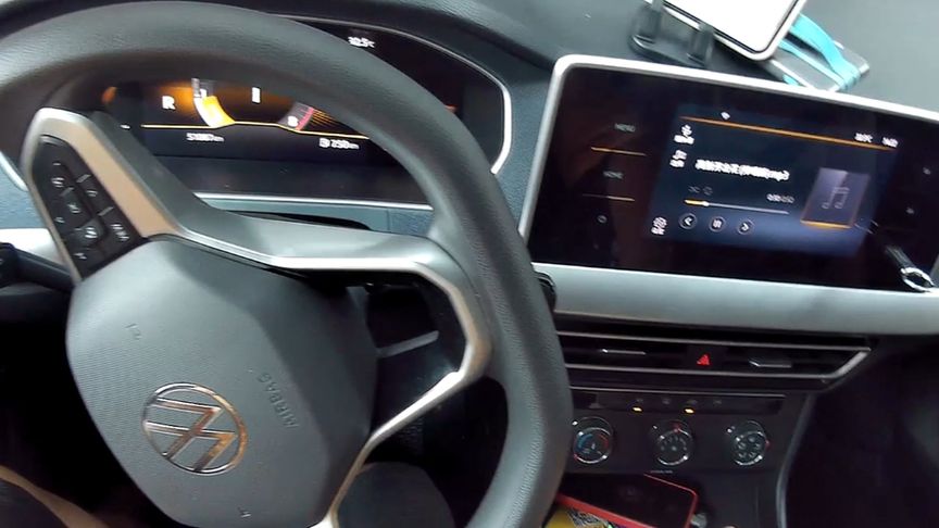 驾驶大众朗逸2023款第一视角 带上心爱的人 开启一次旅行