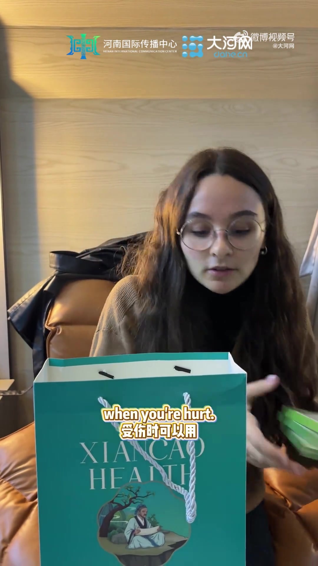 ...艾素饼压制区,机器按精准配比将艾绒压制成型,兼顾功效与便捷;半...