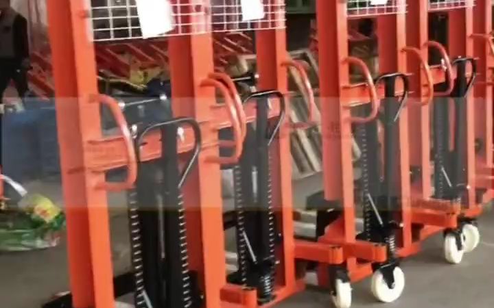 手动液压叉车又称液压堆高车。可用于轻小型货款装卸货使用