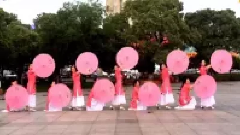 爱吾广场舞《小城故事》中老年旗袍走秀伞舞欣赏教学