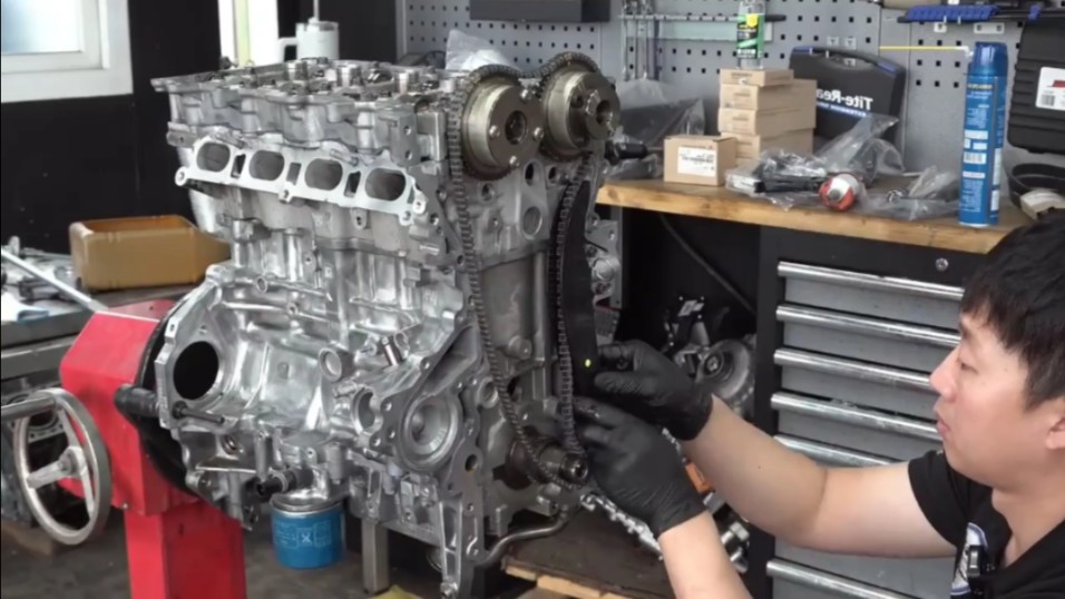汽车发动机维修过程,年轻的汽车机修工,能在汽修行业深耕的人不多了,...