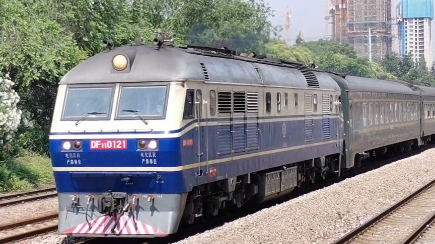 宁芜线 上局合段DF11 0121牵引K1158次列车通过光华门站 去南京!