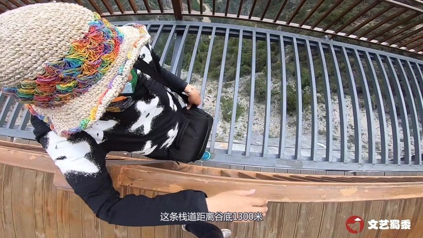 海拔3400多米的玻璃栈道,中国最高,有人在跳舞,有人被吓坏了!
