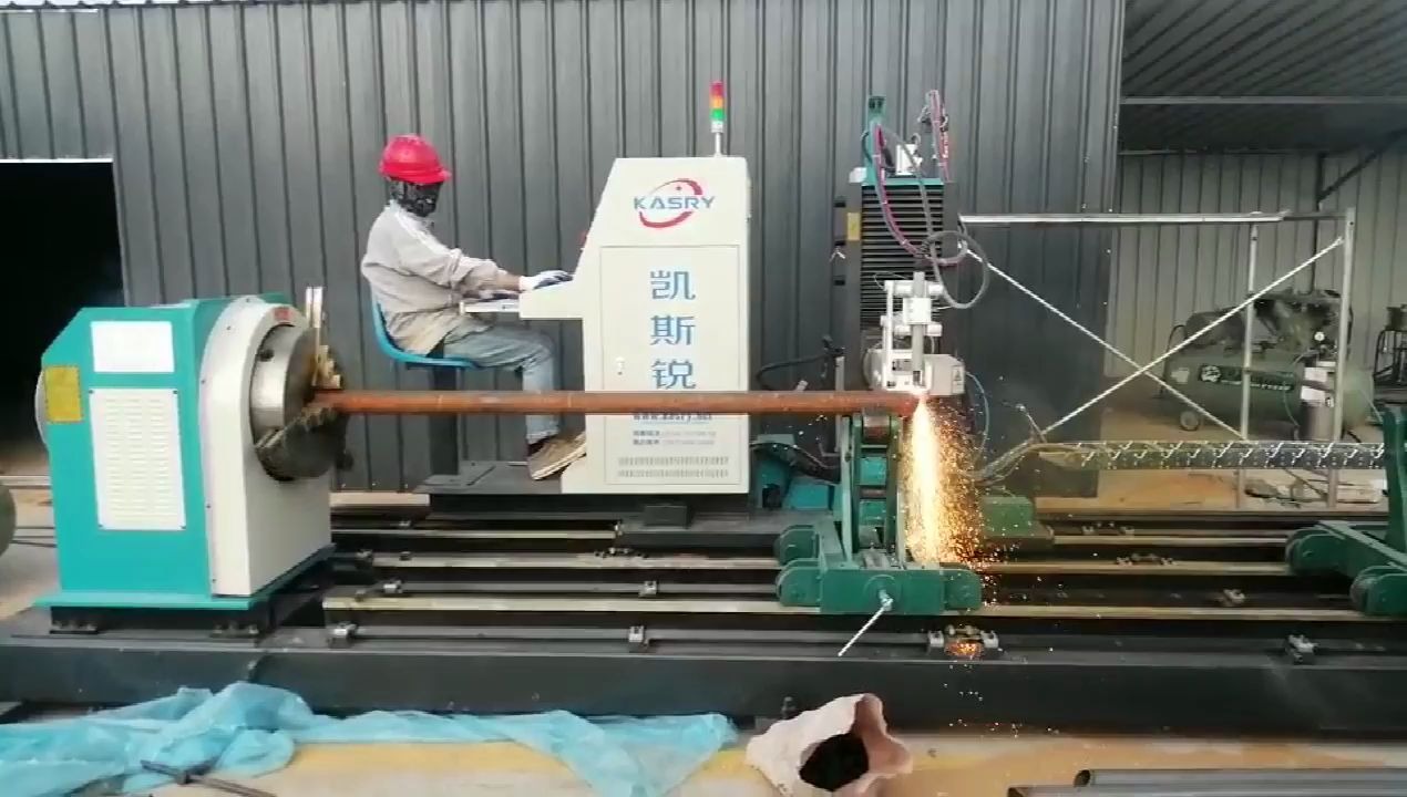 圆管相贯线切割机刚调试完成客户就迫不及待的用上了