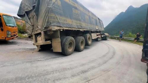 80吨重压瞬间崩塌!半挂车后桥钢板齐断惊险现场