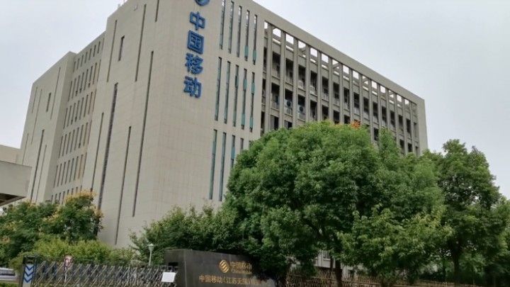 小伙来中国移动数据中心做临时工,这里应该是大数据中心