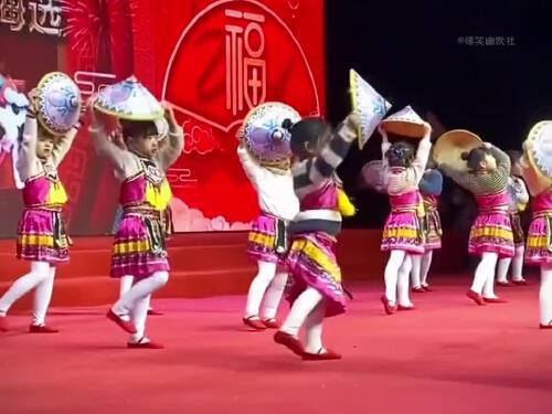 萌娃舞台表演绝了,睡着还能嗨,快来瞧这萌趣时刻