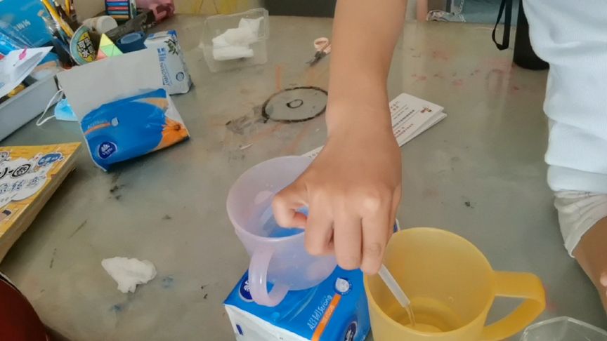 在家带孩子做一个小小的虹吸实验，一杯水，一个吸管，两个杯子…