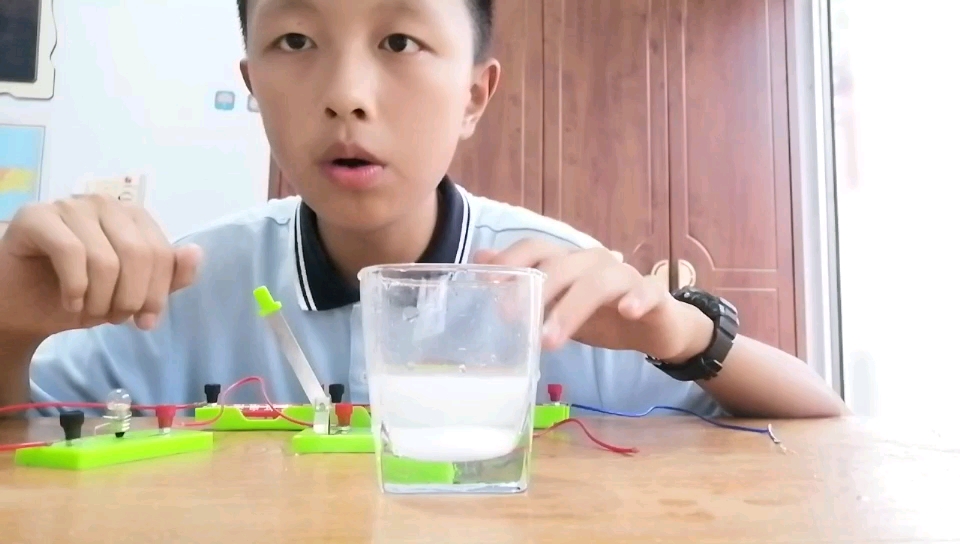 探究食盐水能否导电
