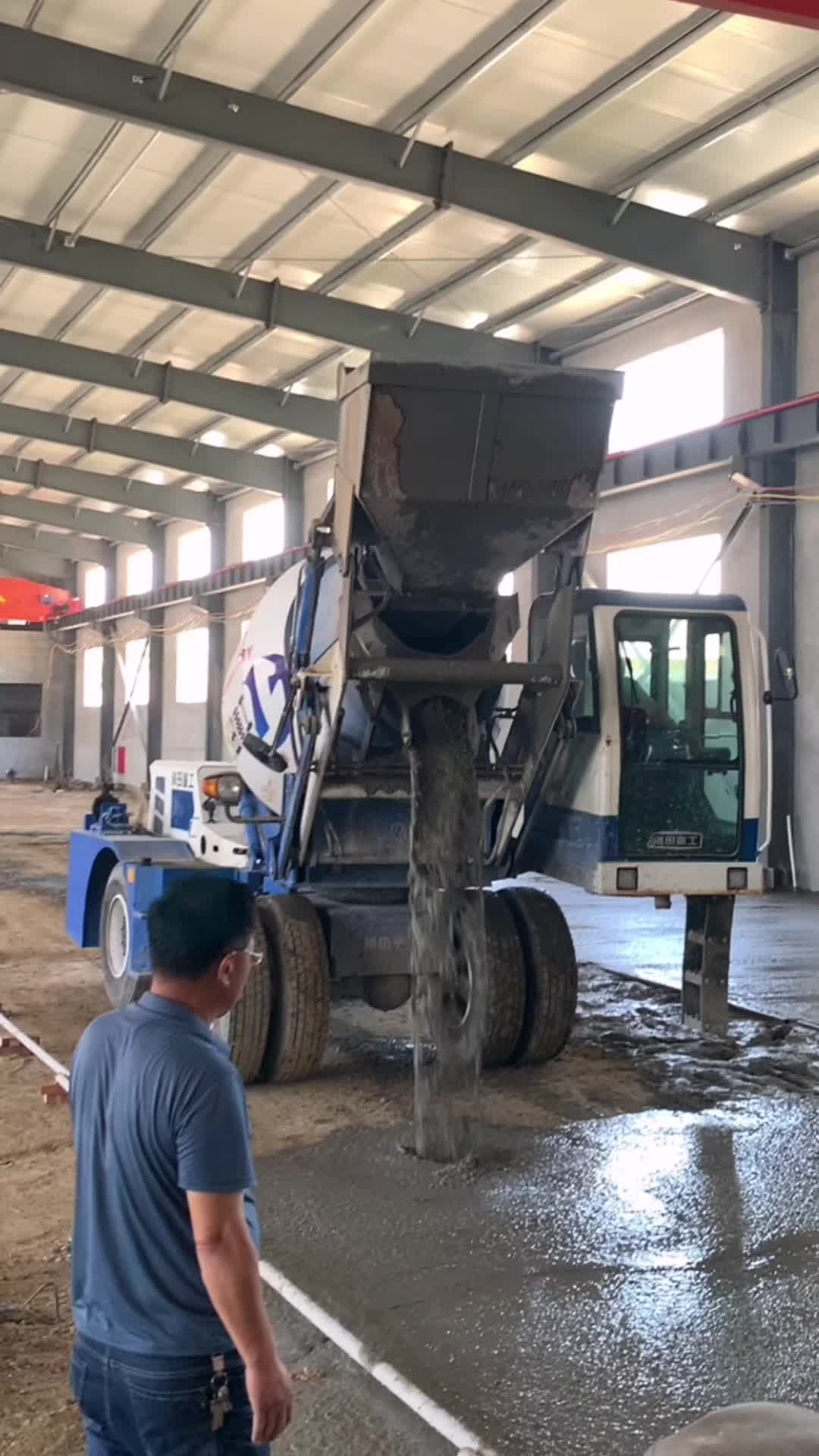 混凝土浇筑现场,这一幕太震撼#商砼 #项目施工 #搅拌混凝土 #搅拌车...