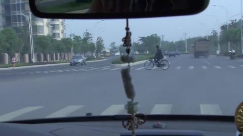 幸福密码:美女开豪车出门,怎料不忠前夫骑破烂自行车,活该!