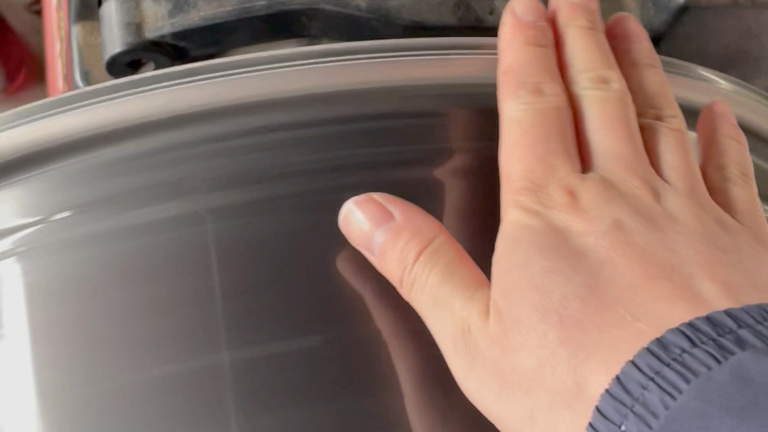 ...在动平衡机器上传动检测,三个轮毂都是严重失圆,正常的圆形轮毂是...