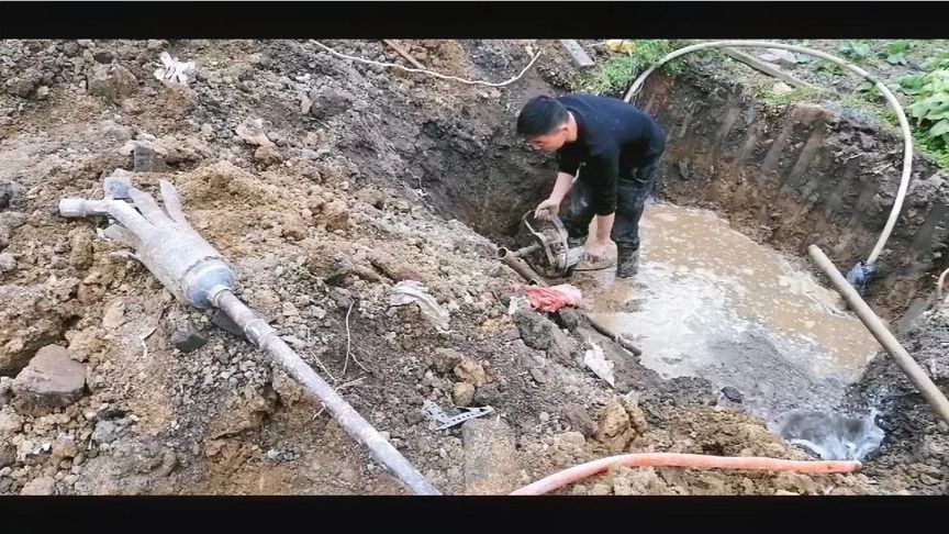 给客户装排污管,化粪池在公路的另一边,看师傅是怎么安排的