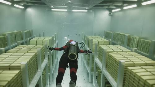 面对警方团团包围,劫匪拿出一个文件包震惊全场!