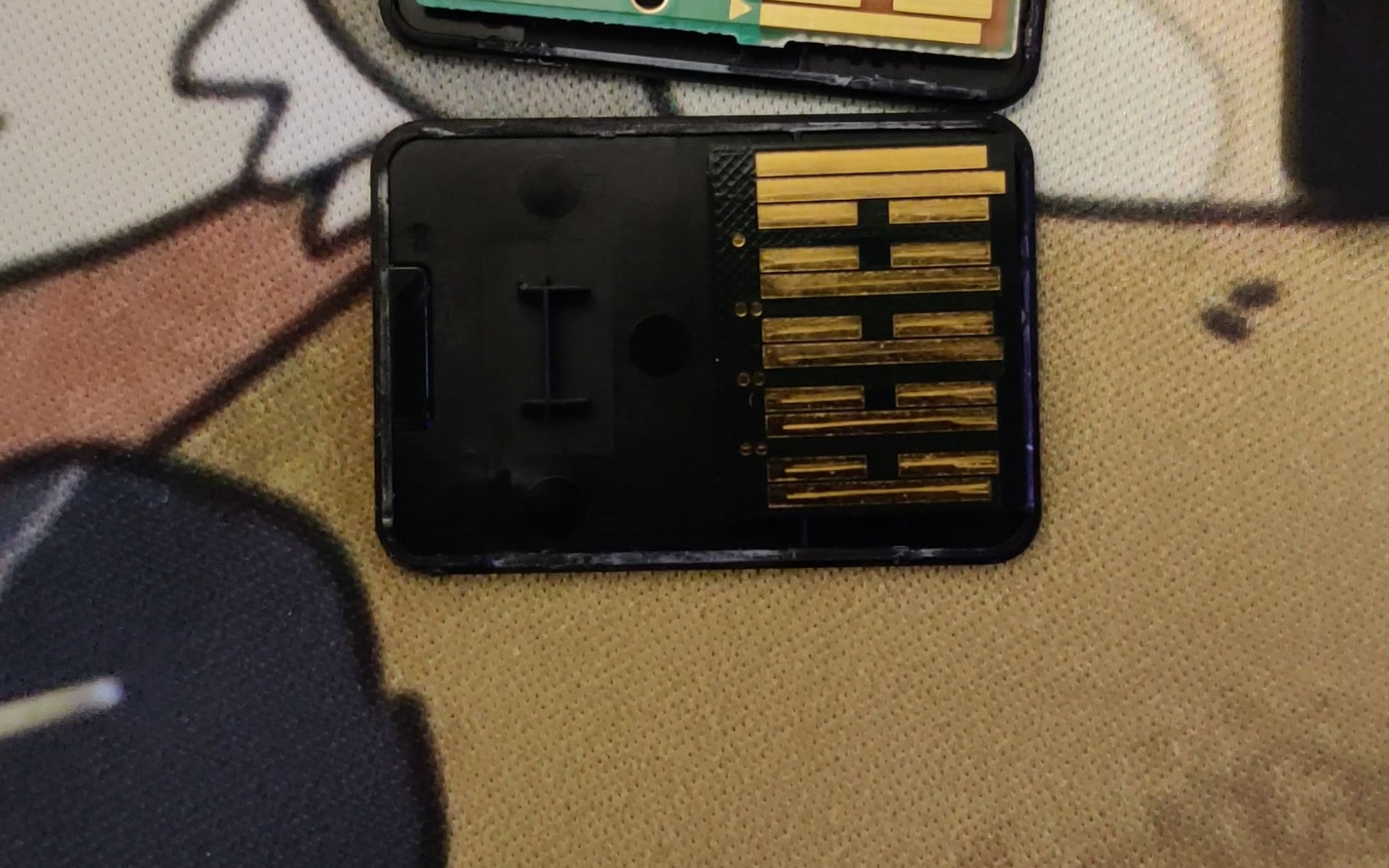 两种ns switch卡带拆解对比,为什么卡带做不小好像有答案了