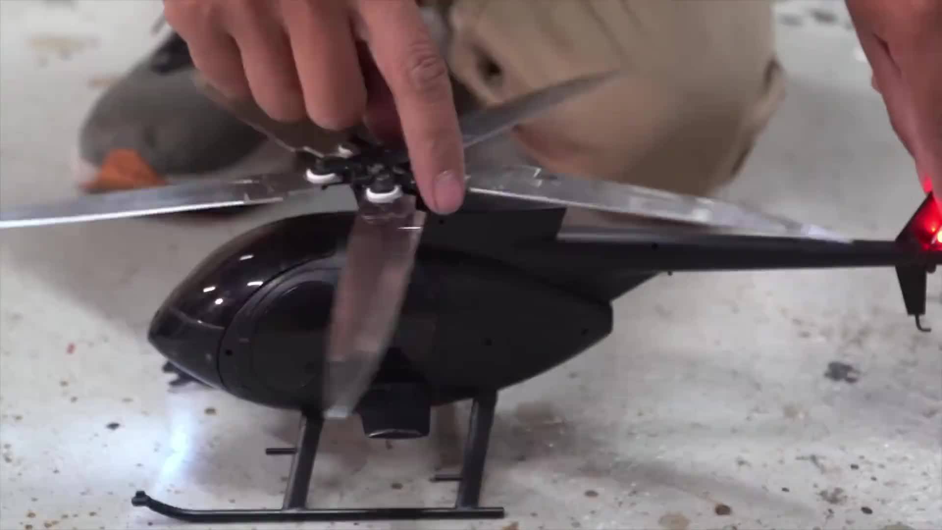 刀片遥控直升机模型 国外一小哥居然用刀片制作直升机的叶片,那么这...