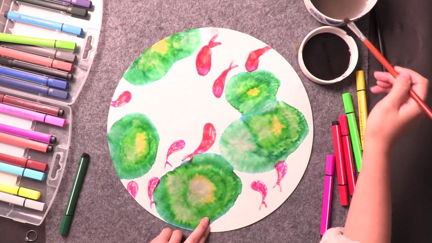 用水彩笔和墨汁画出的鱼儿荷塘,用最简单的办法画出最漂亮的画