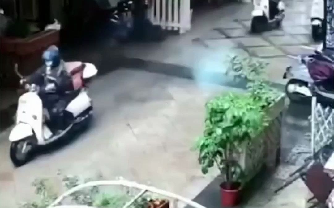 外卖小哥电瓶车突然起火,多次复燃。选择靠谱的换电品牌(智租换电)是...