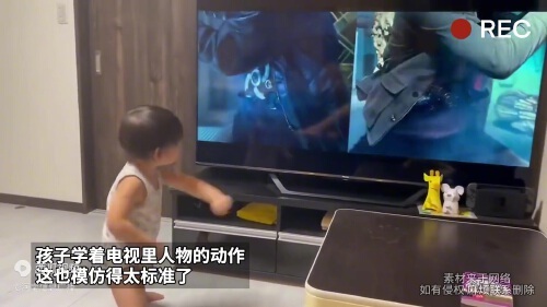 孩子学着电视里人物的动作,这也模仿得太标准了
