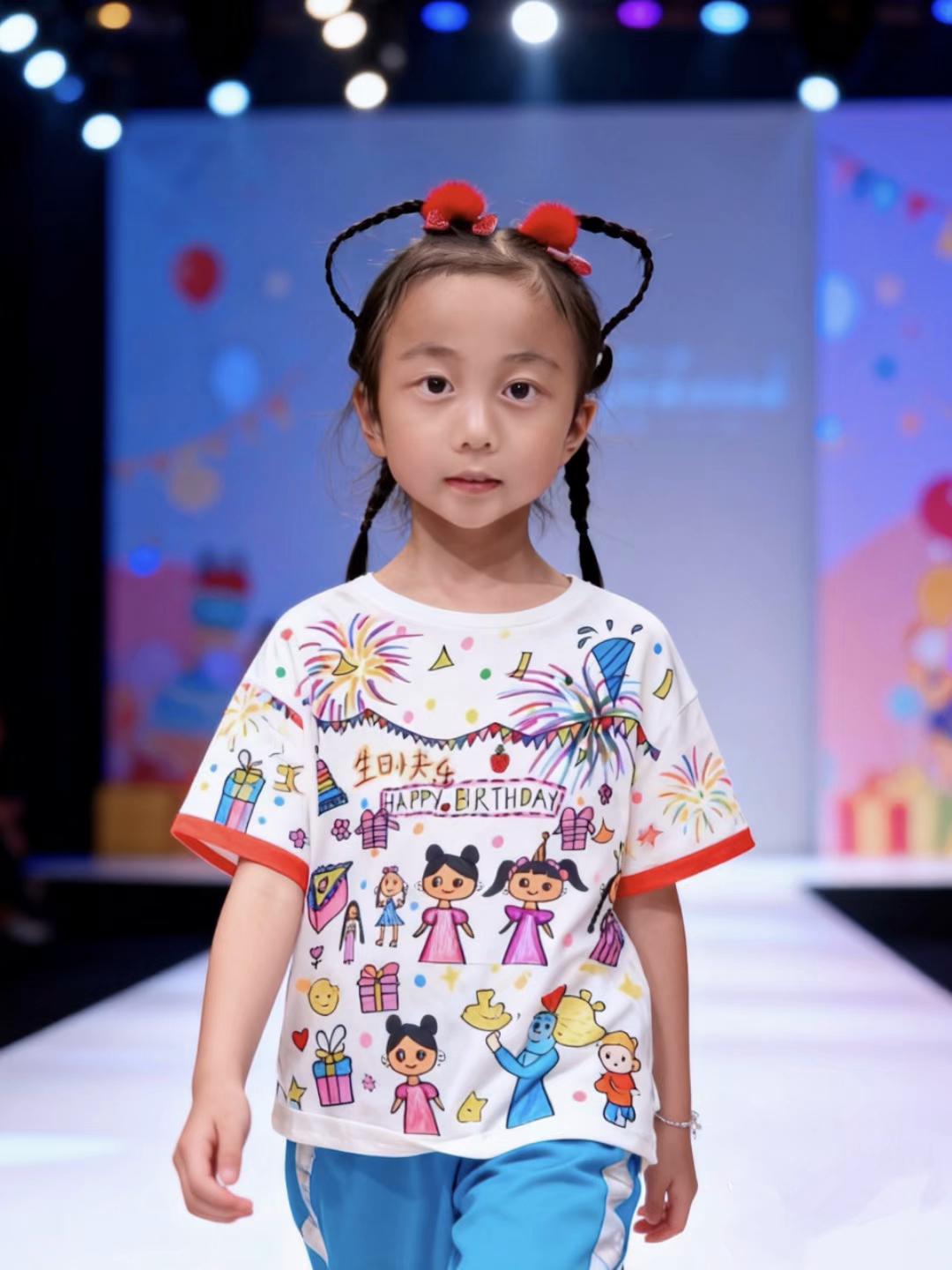 把自己画的作品设计成衣服的图案,是一种什么体验?#画画 #设计