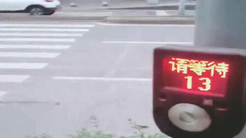 这个设计不错,行人可以主动控制红绿灯了,过马路安全多了!