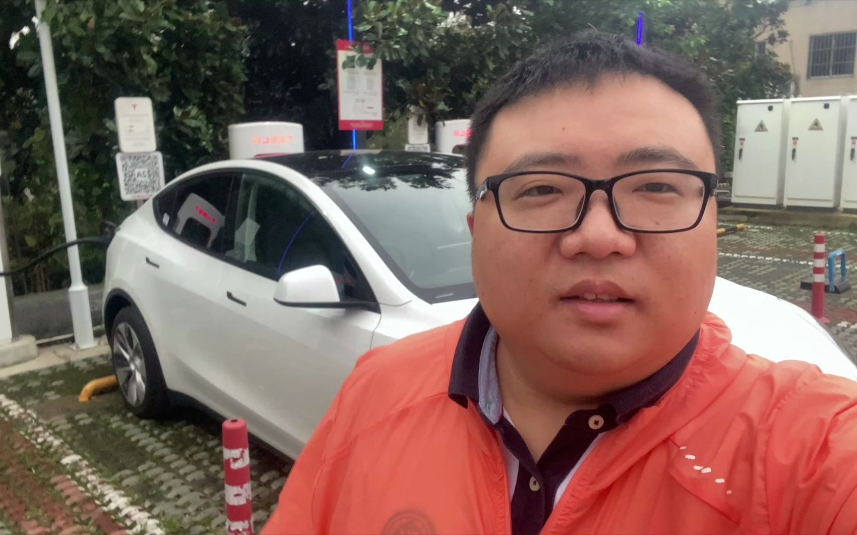 第一次开电动车,特斯拉model Y怎么查找和使用自营超级充电桩?
